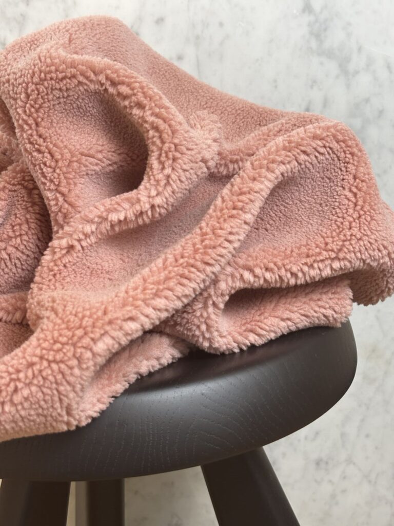 Tabara – Tissu sherpa effet mouton OLD PINK – Nuances Fabrics