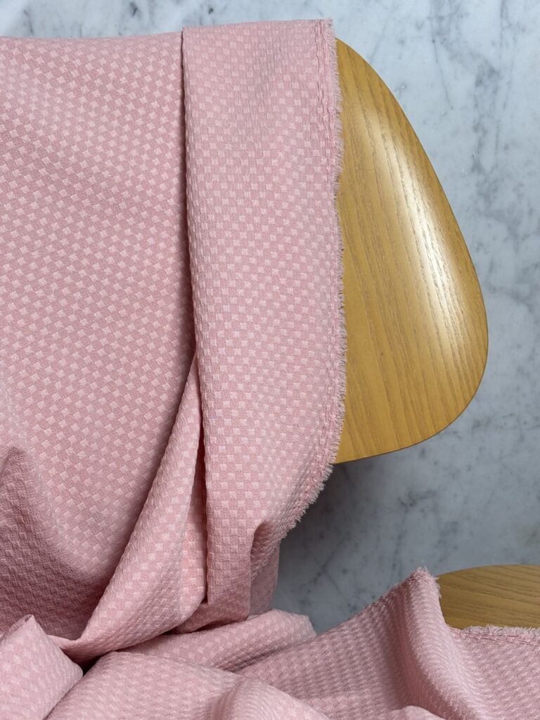 BOX MIMOSA – COUPON 3 MÈTRES POLYESTER CRÉPON UNI – ROSE – Nuances Fabrics